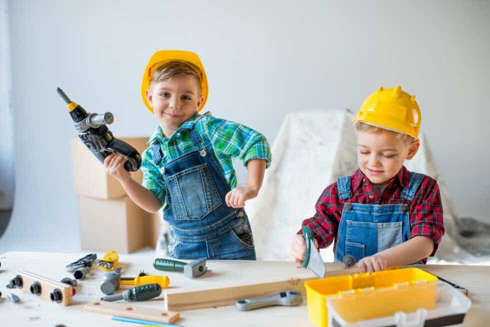 Creative Play: Importance, types, Age-Appropriate Play [9 Tips]
